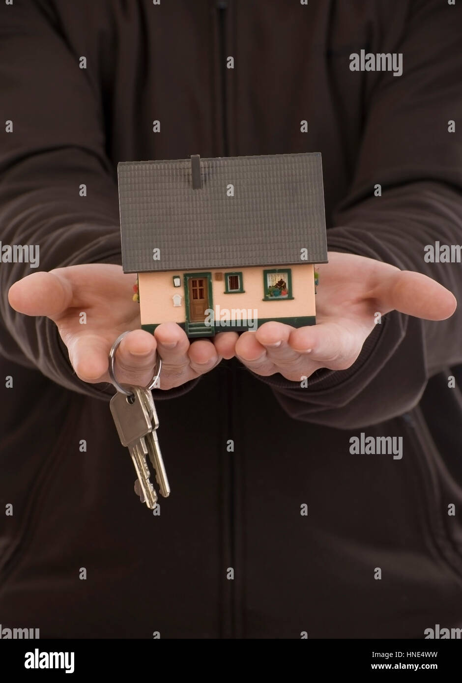 Model release, Haus und Schluessel in der Hand, Symbolbild Hauskauf ...