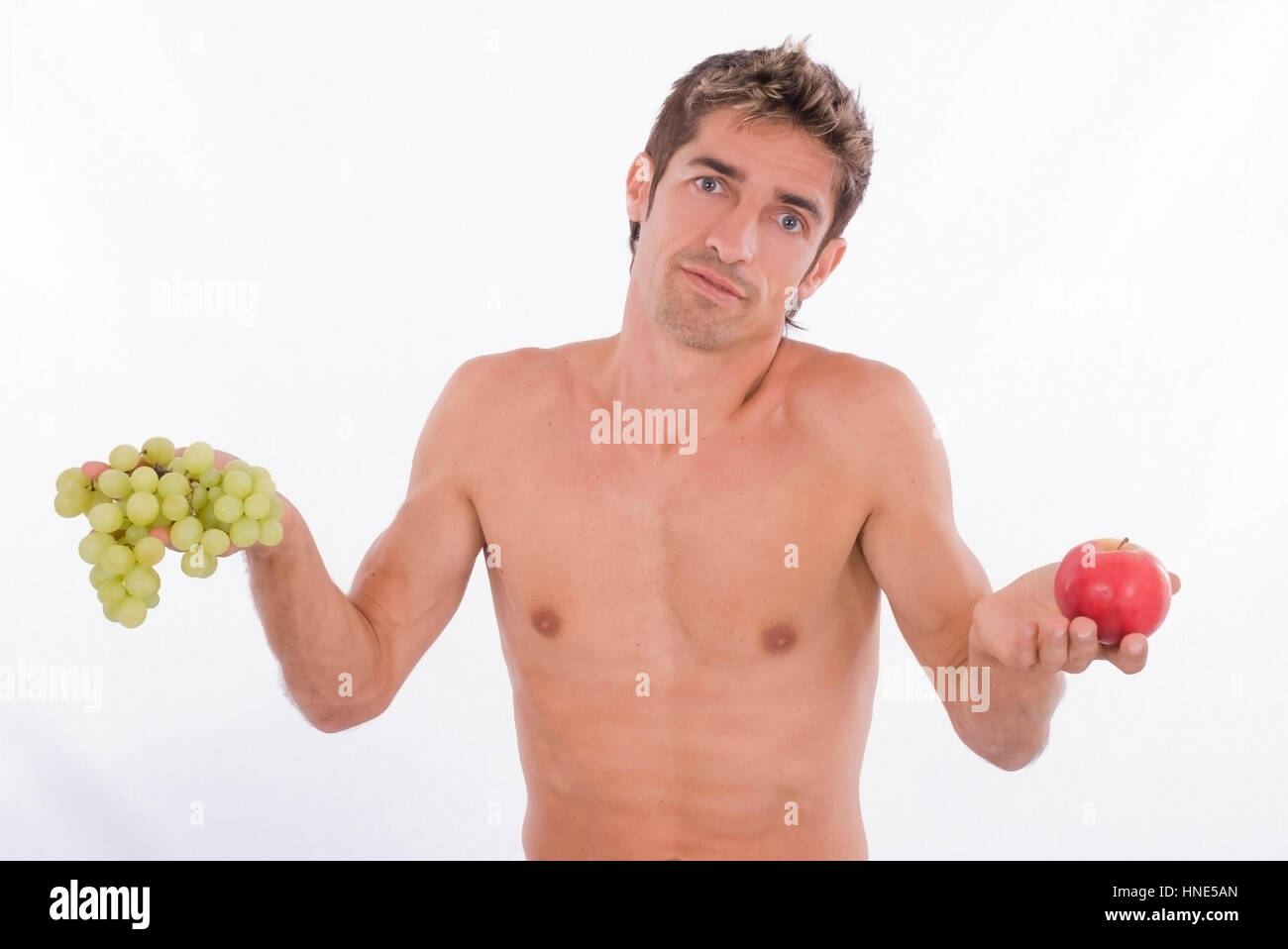 Model release, Ratloser Mann, 35+, mit Obst in der Hand - man with ...