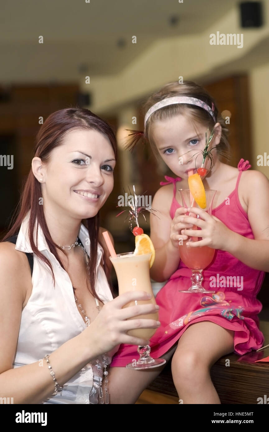 Model release, Mutter und Tochter trinken alkoholfreien Cocktail - mother and daughter drinking ...