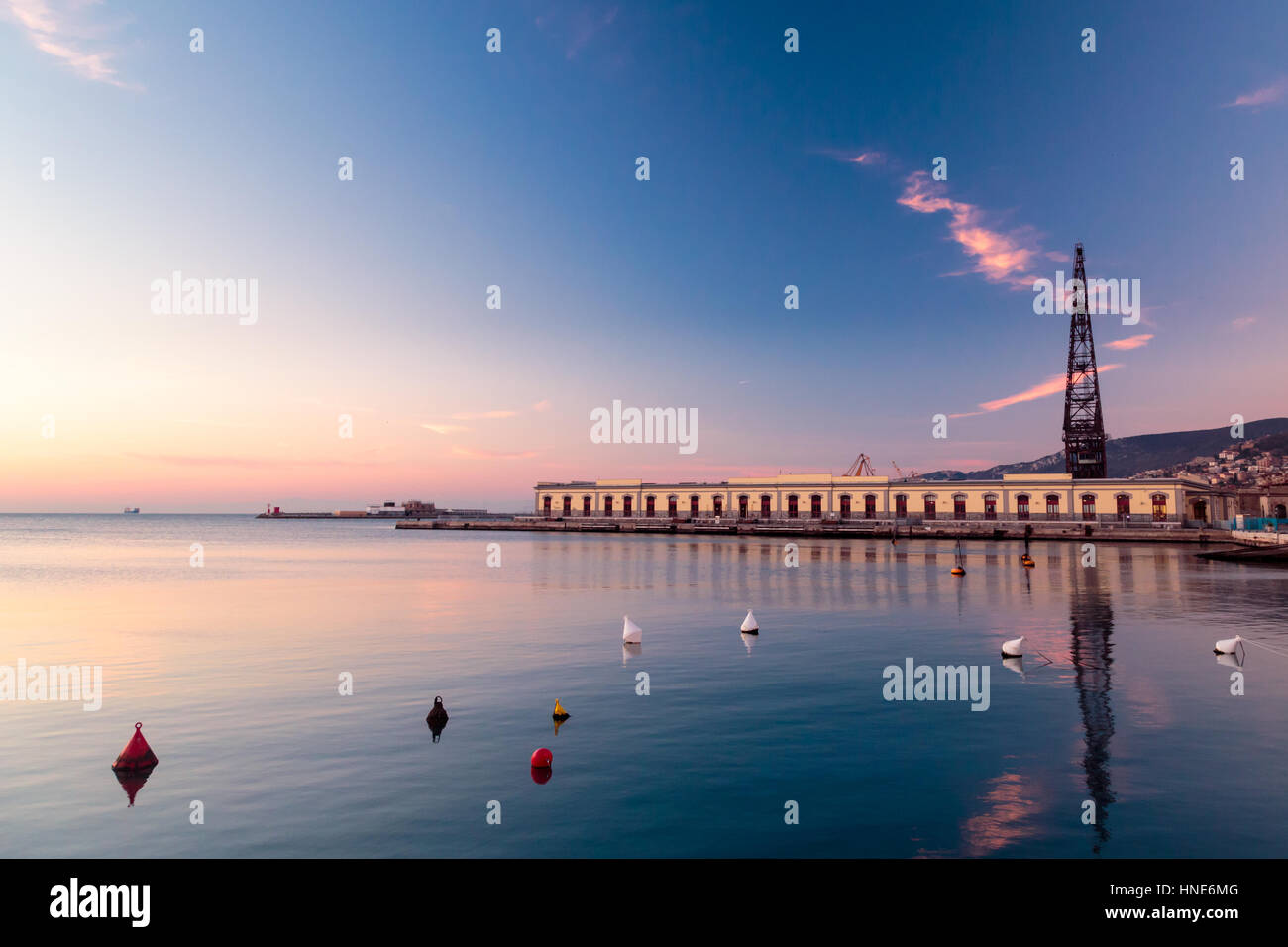 The sun goes down in a winter evening in the gulf of Trieste Stock ...