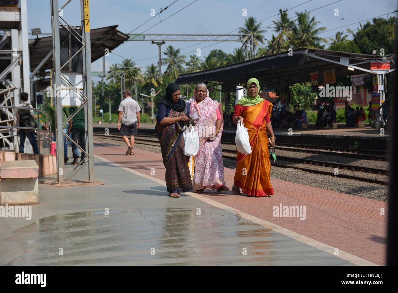 Platform food indian railway hi-res stock photography and images - Alamy