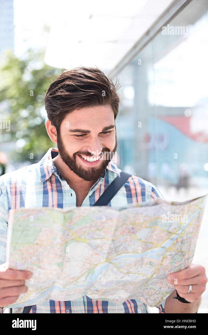 Man reading map hi-res stock photography and images - Alamy