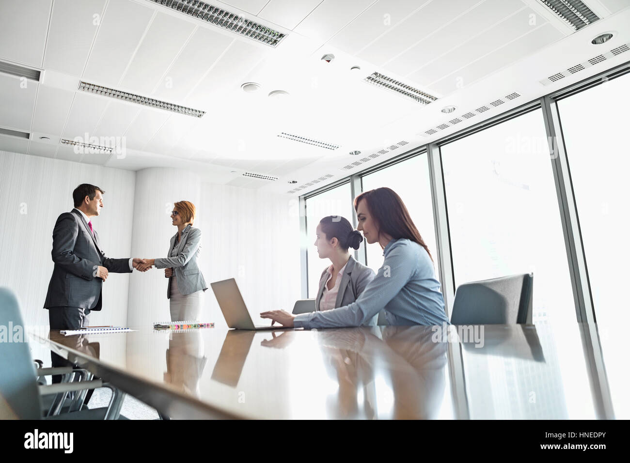 Man woman in suits shaking hi-res stock photography and images - Alamy