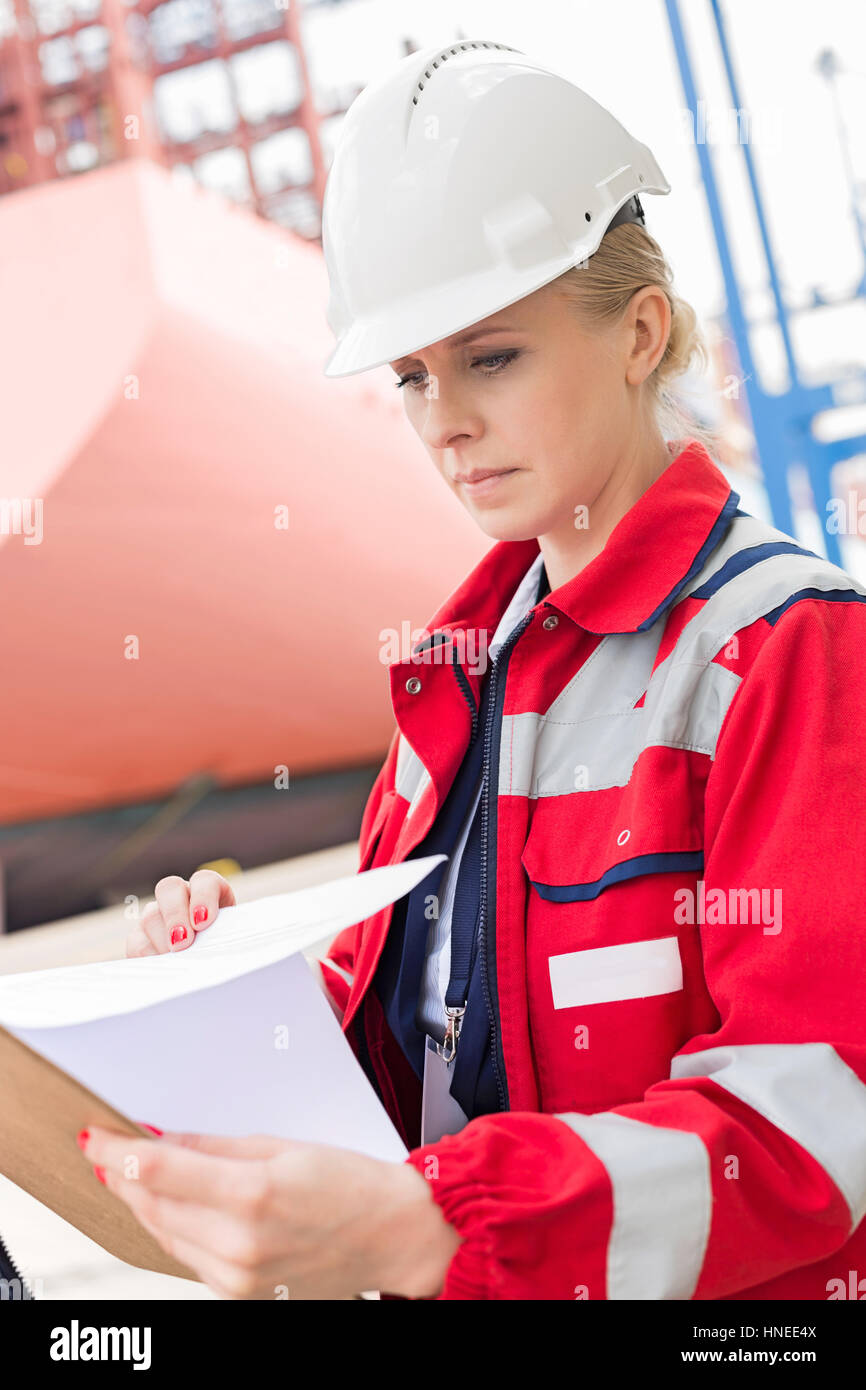 Shipping woman female women hi-res stock photography and images - Alamy