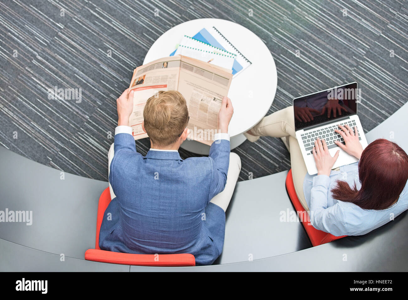 Man sitting chair reading newspaper hi-res stock photography and images ...