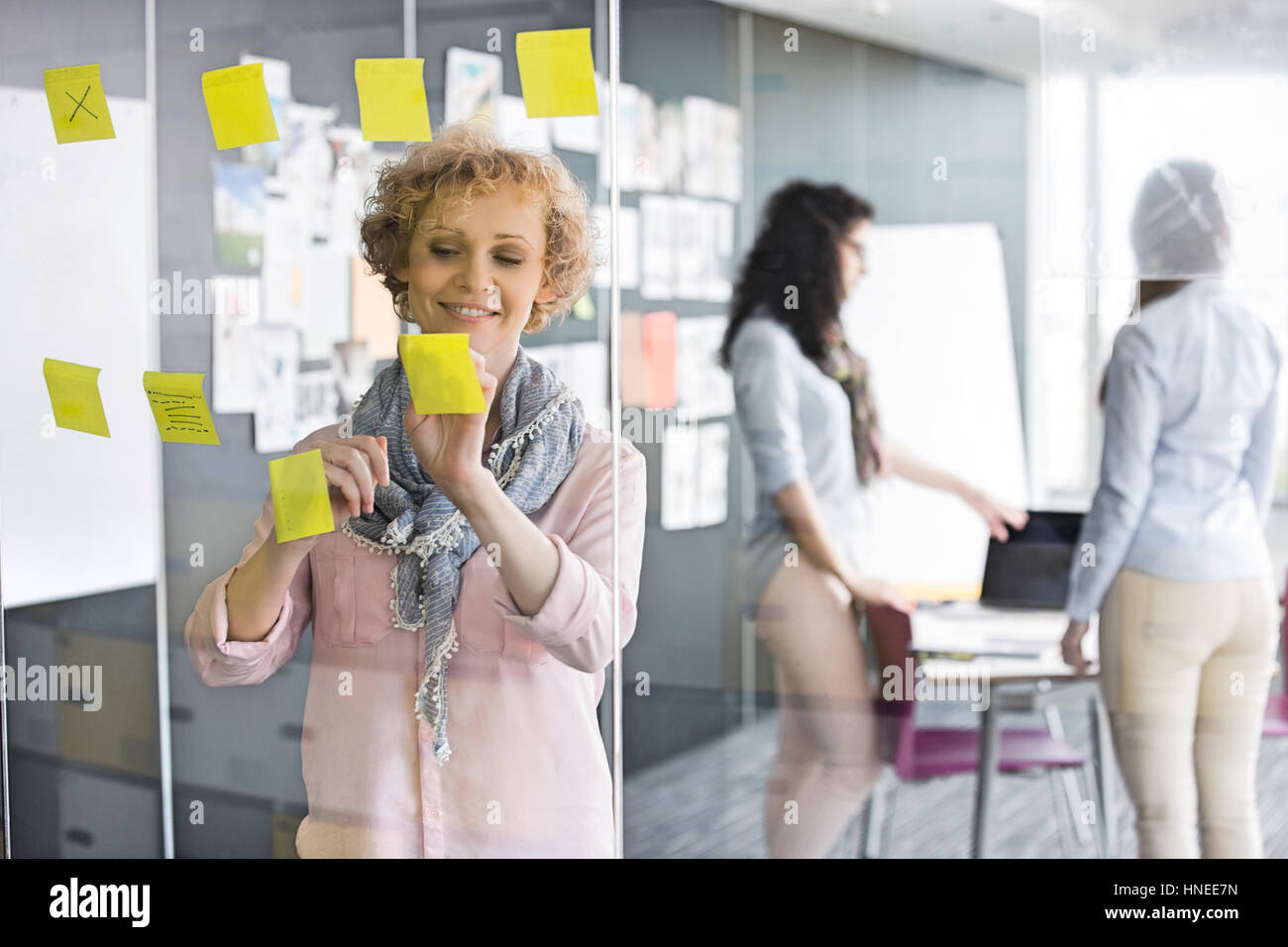 Woman sticky notes glass hi-res stock photography and images - Alamy