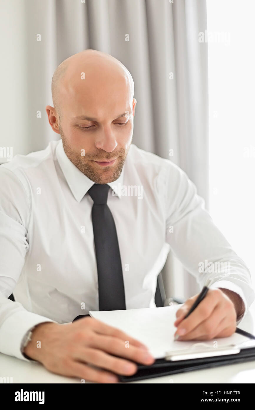 Office clipboard man hi-res stock photography and images - Alamy