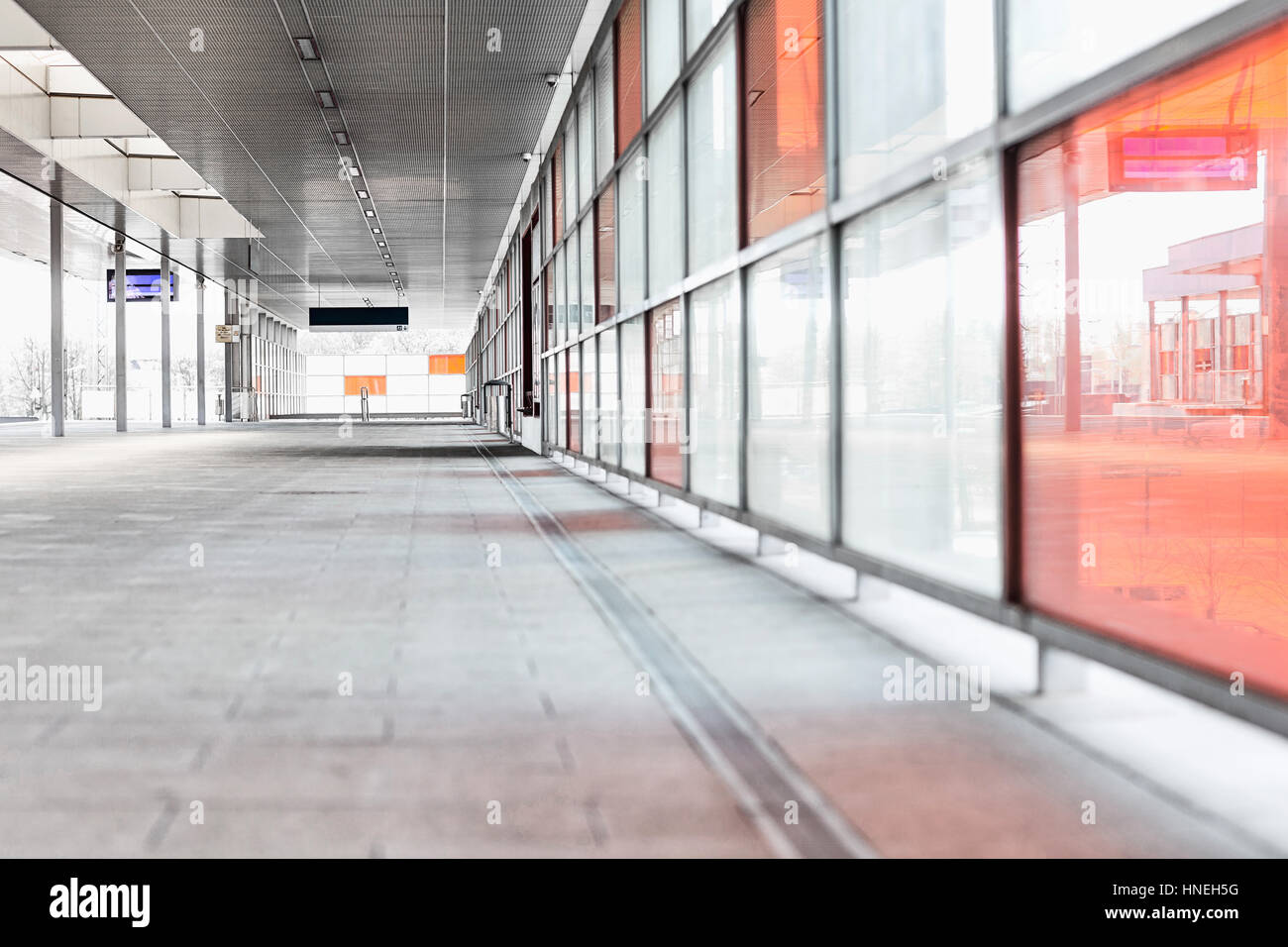 Empty train platform hi-res stock photography and images - Alamy