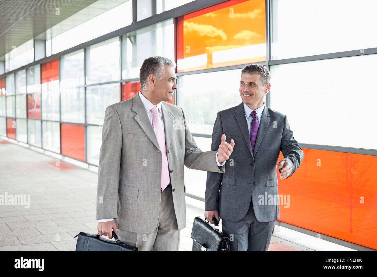 Middle aged men talking hi-res stock photography and images - Alamy