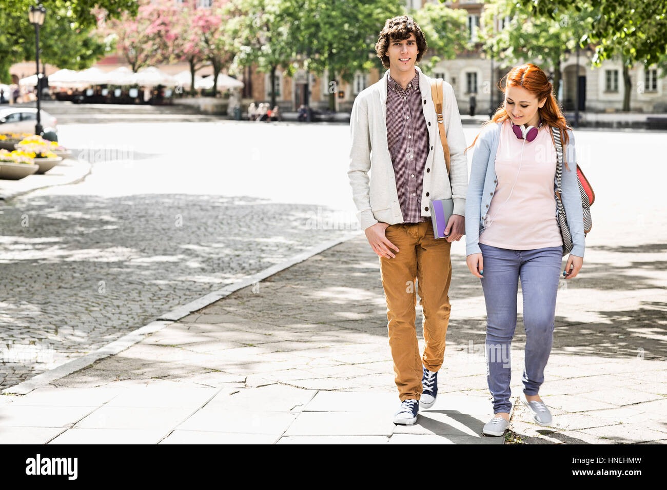 College students walking hi-res stock photography and images - Alamy