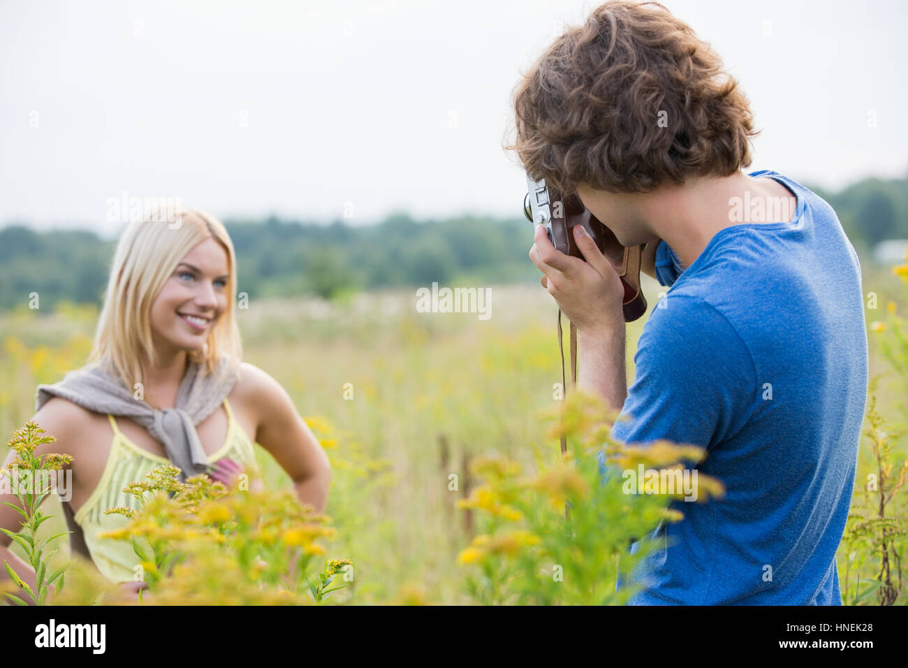 Photographing women in nature hi-res stock photography and images - Alamy