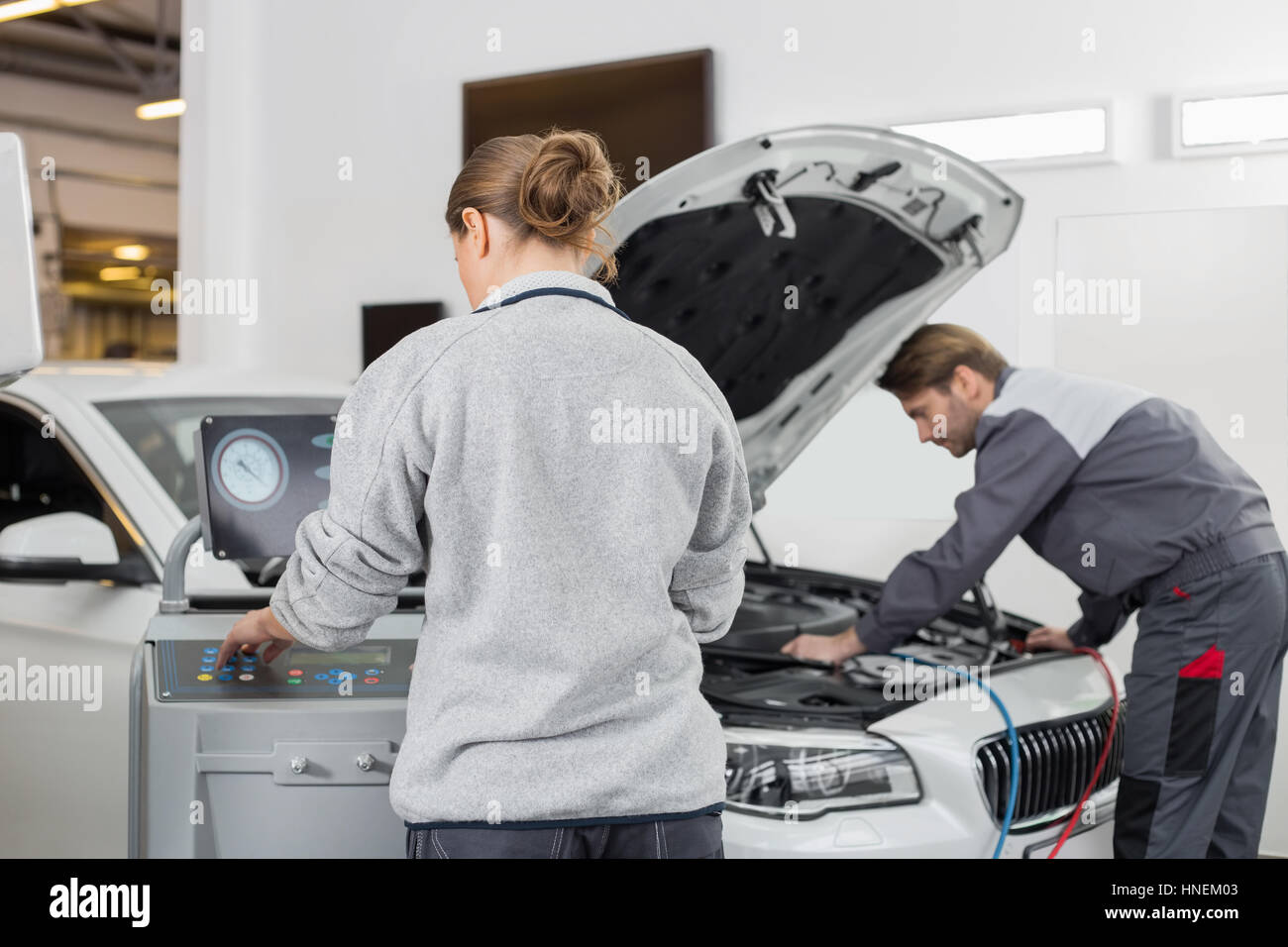 Mechanic mechanics hi-res stock photography and images - Alamy