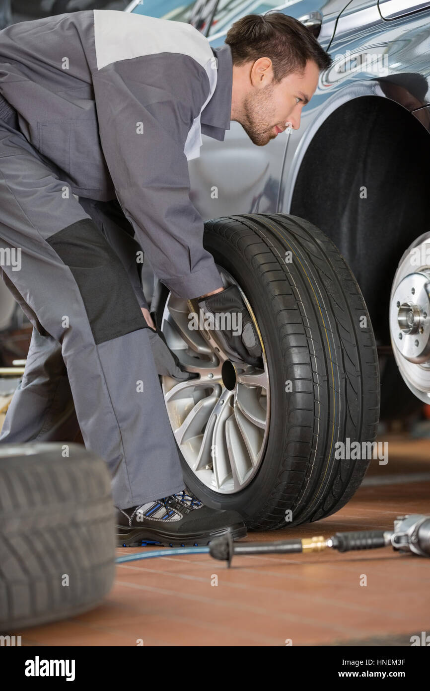 Mechanic fixing hi-res stock photography and images - Alamy