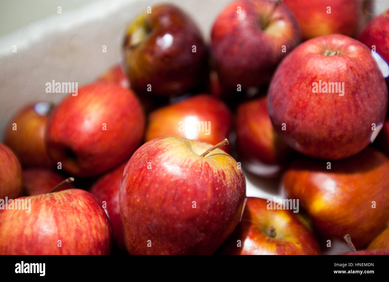 Close-up of fresh red apples in supermarket Stock Photo - Alamy