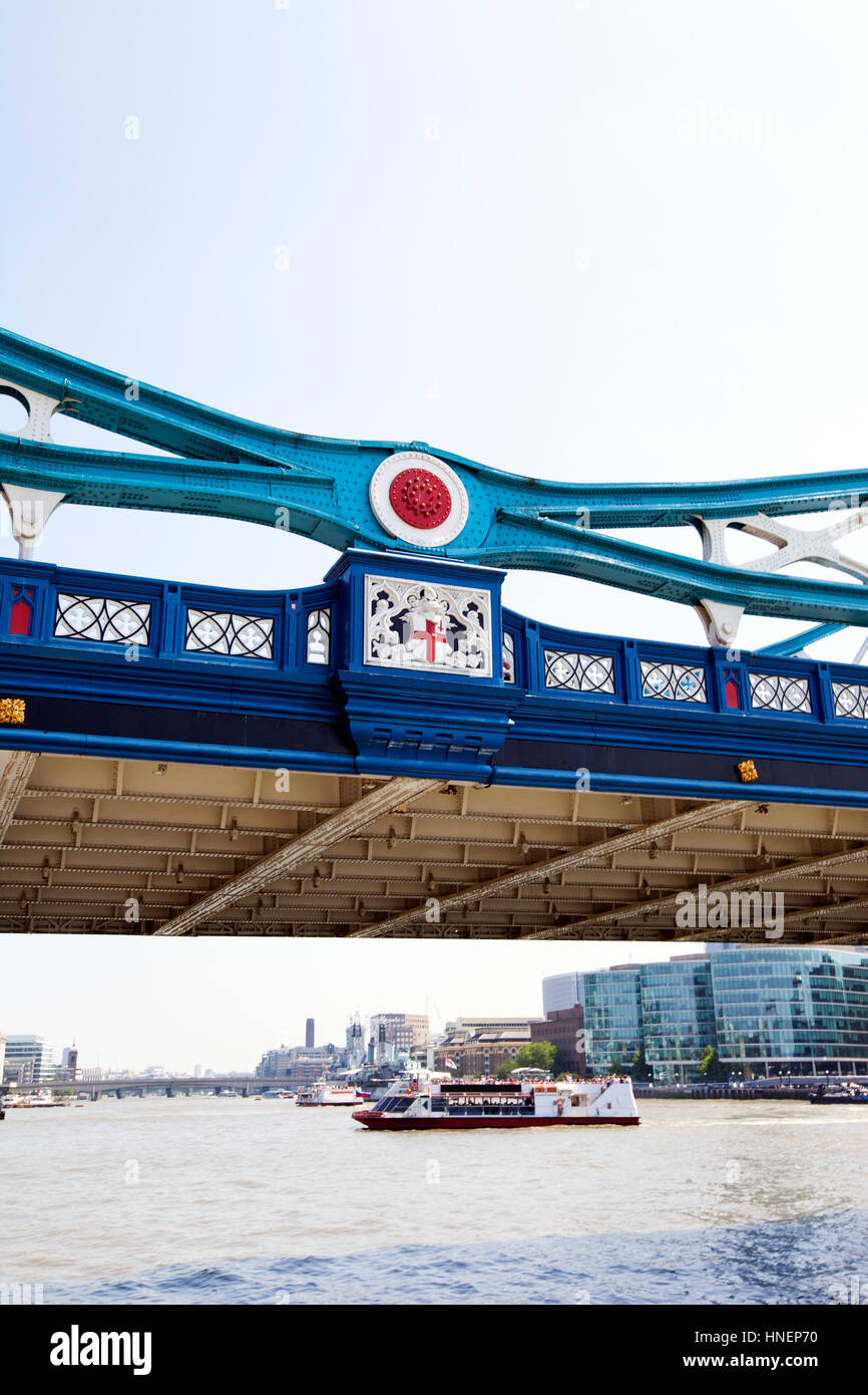 Uk london tower bridge crest hi-res stock photography and images - Alamy