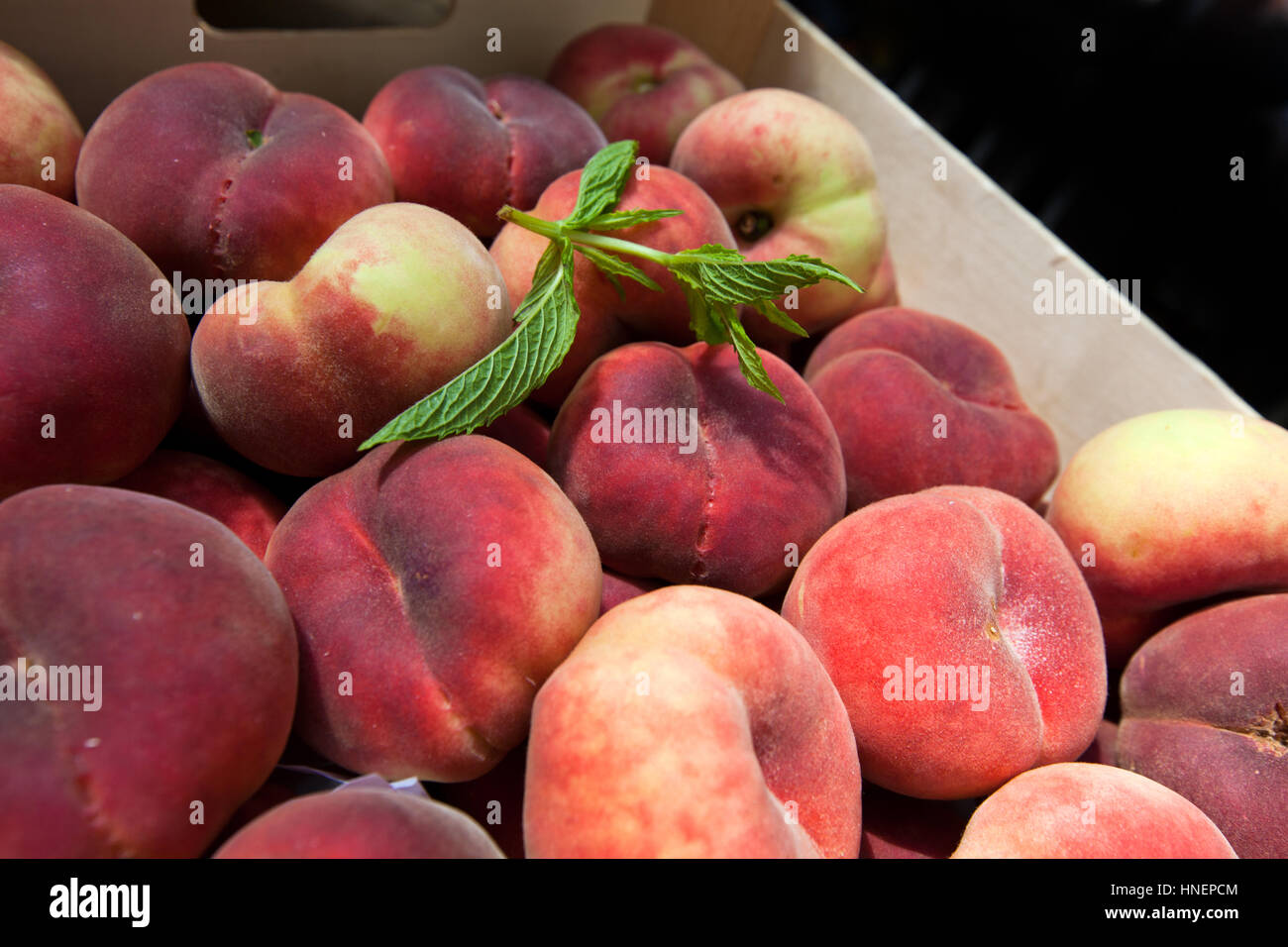 Each peach market hi-res stock photography and images - Alamy