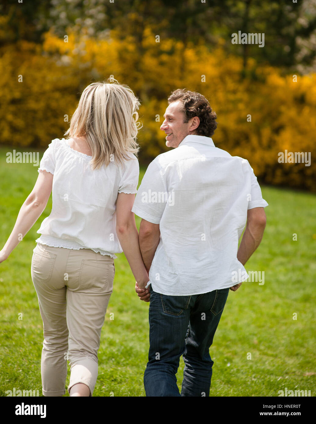 Couple facing away from camera hi-res stock photography and images - Alamy