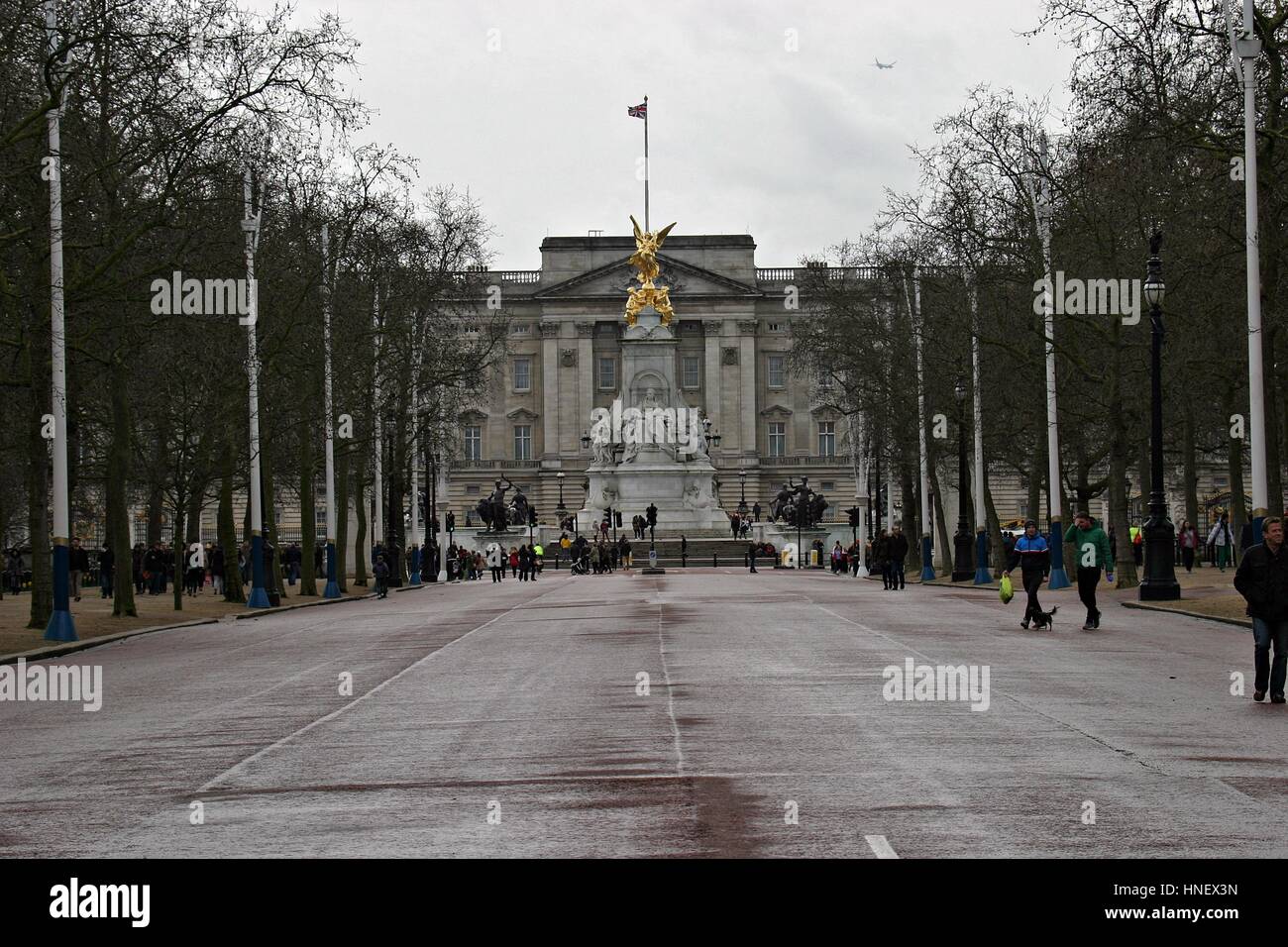 Buckingham palace royal standard hi-res stock photography and images - Alamy