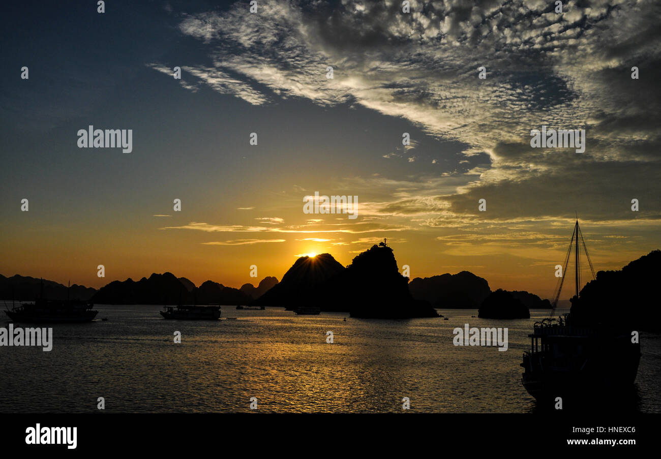 Ha long bay night hi-res stock photography and images - Alamy