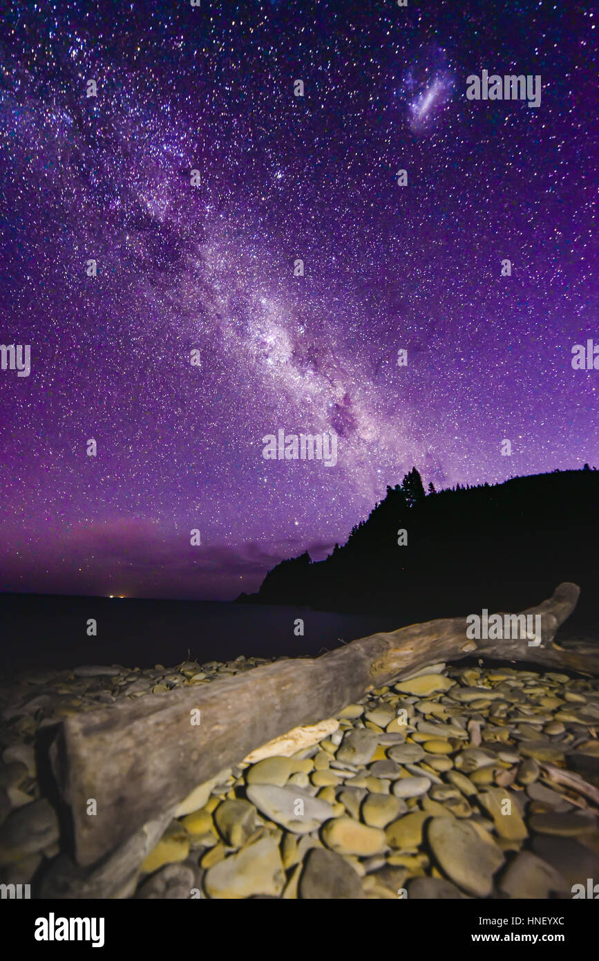 Milky way over Robin Hood Bay New Zealand Stock Photo - Alamy