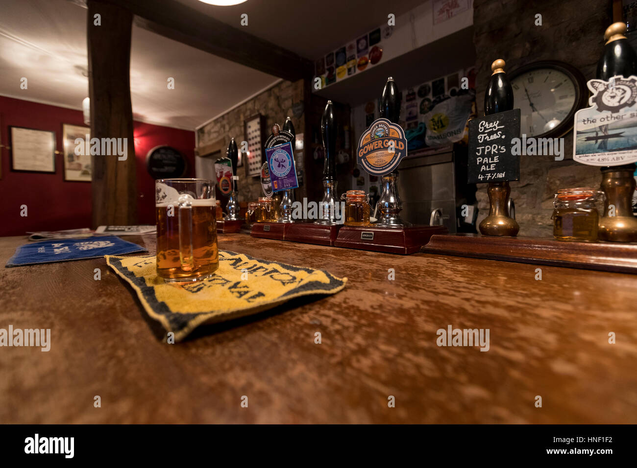 Queens head micropub hi-res stock photography and images - Alamy
