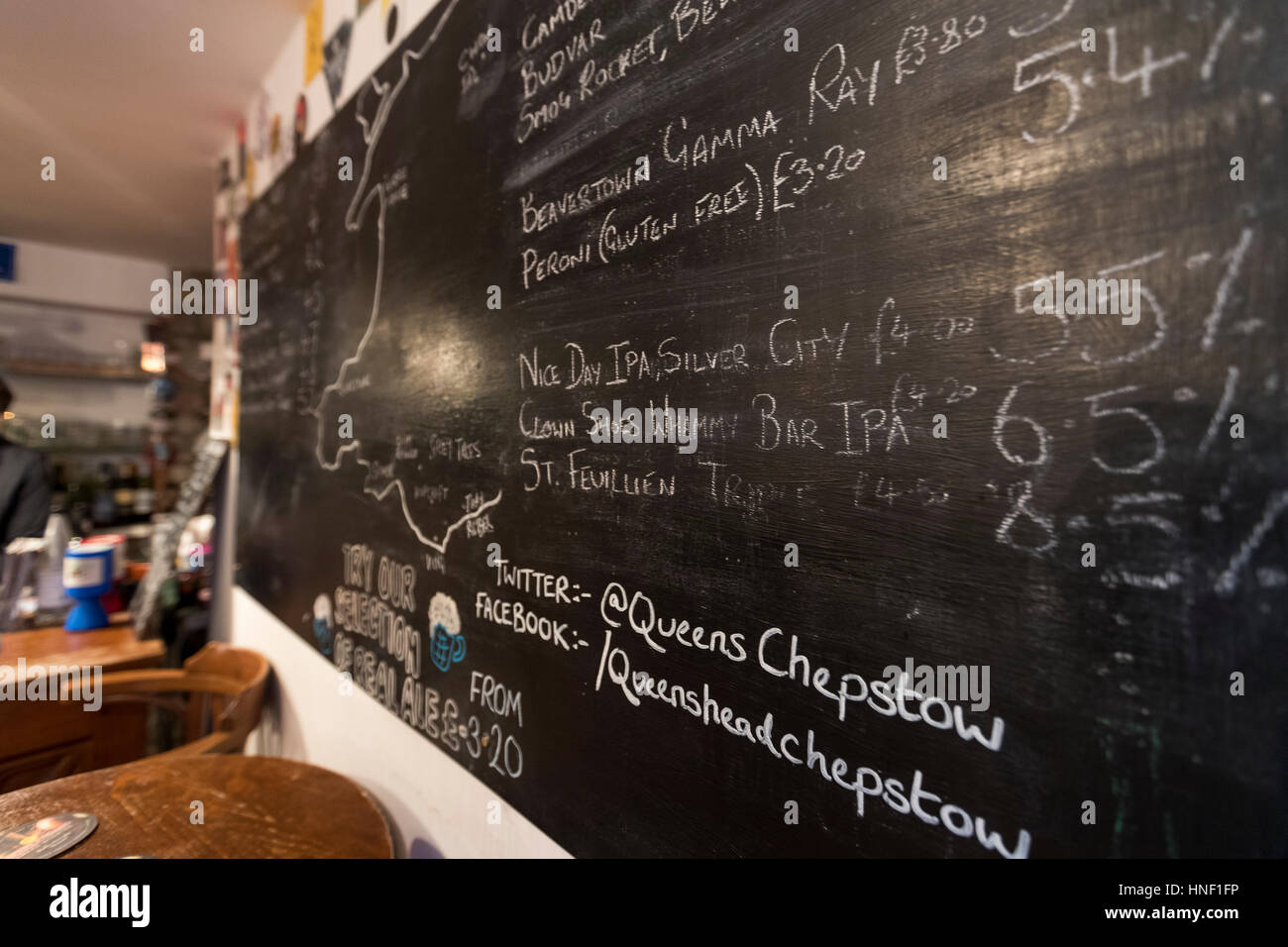 Uk pub interior glasses hi-res stock photography and images - Alamy