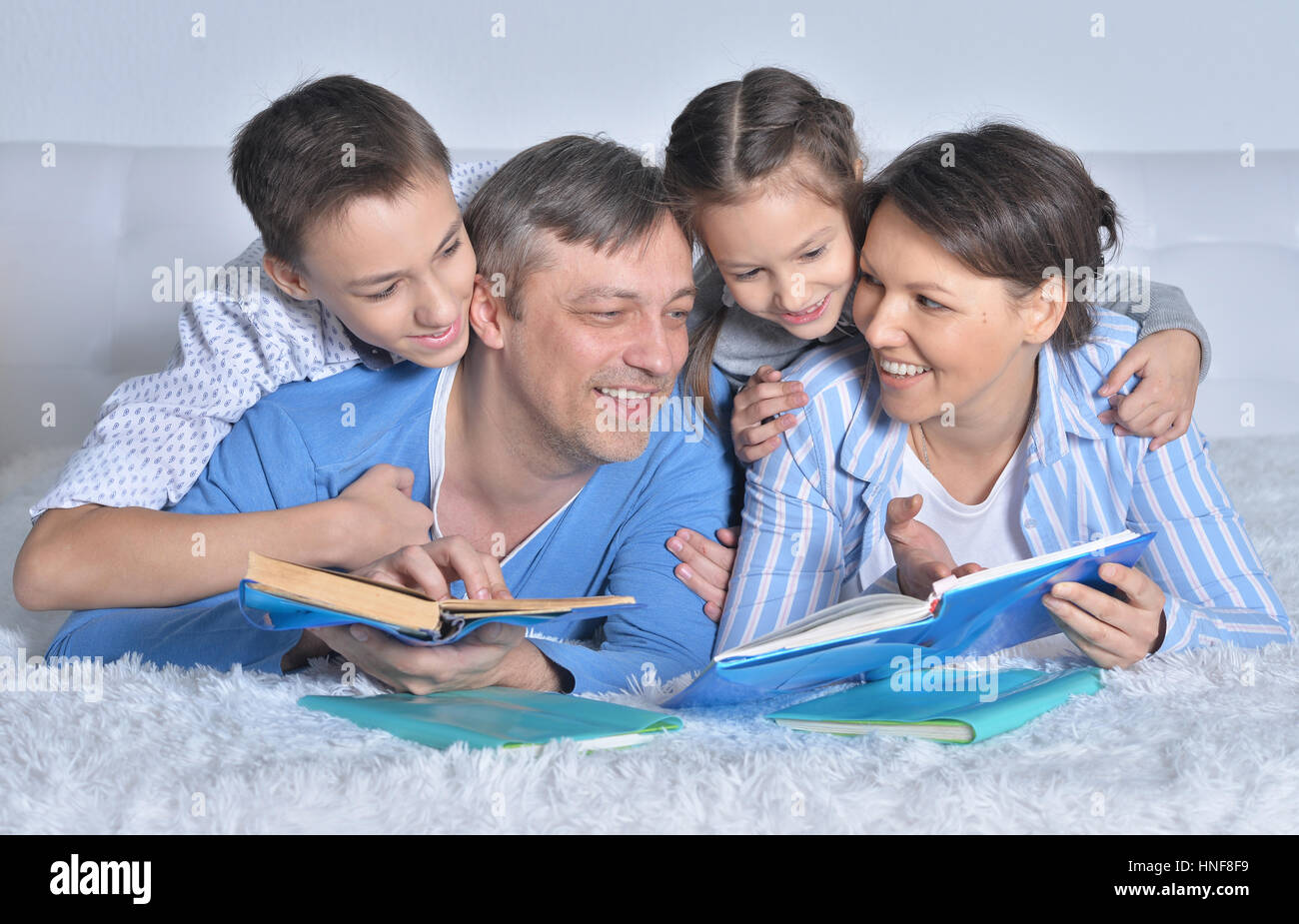 family reading books Stock Photo - Alamy