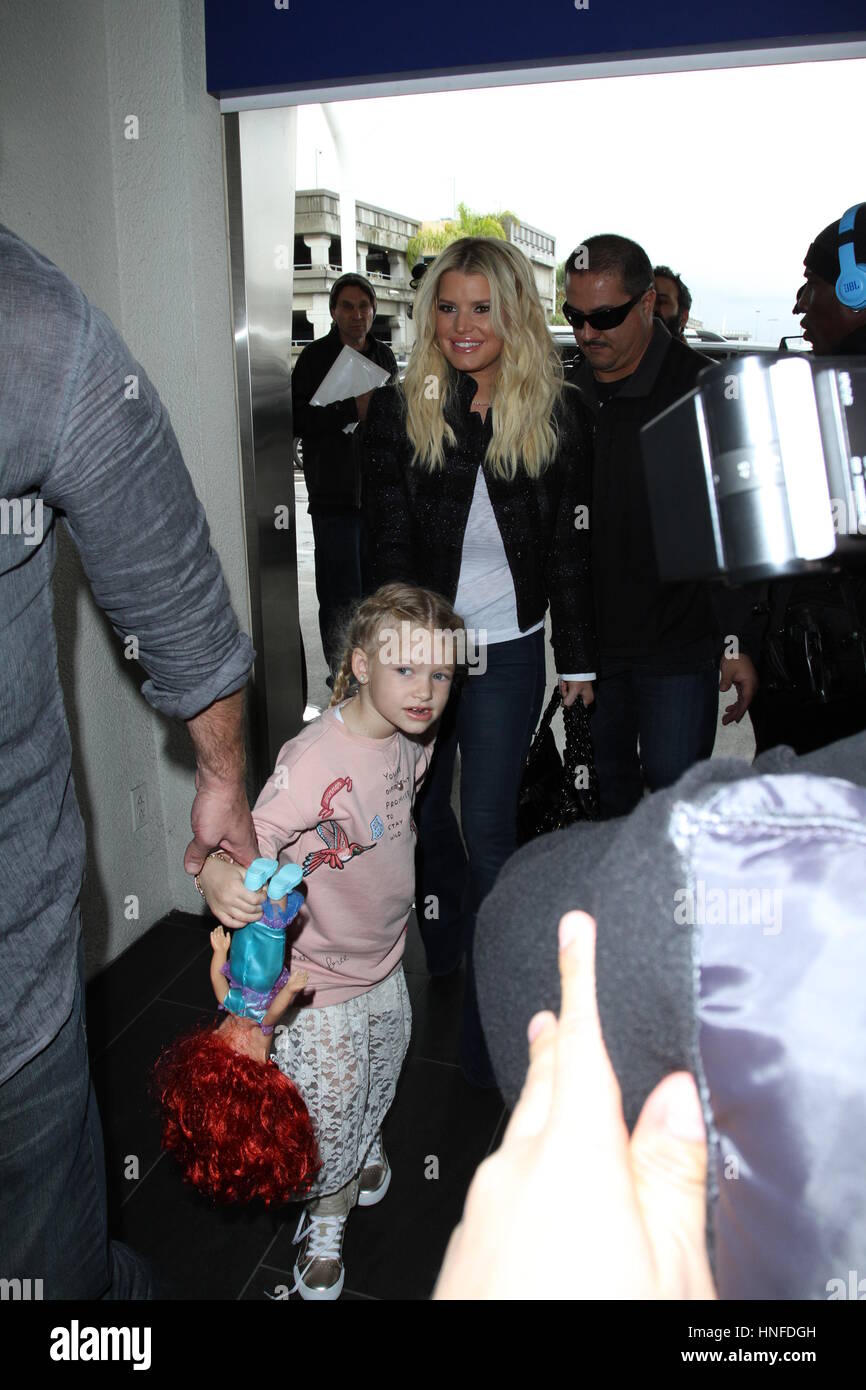 Jessica Simpson and her family arrive at Los Angeles International ...