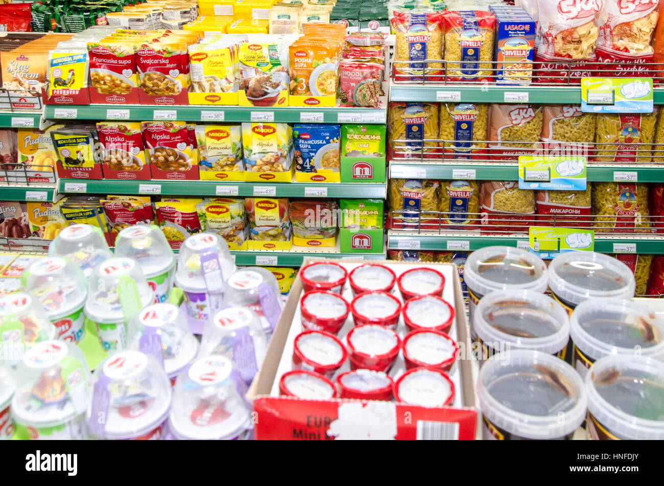 Grocery store scene hi-res stock photography and images - Alamy