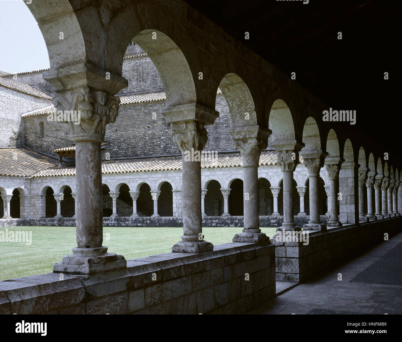 Romanesque archi hi-res stock photography and images - Alamy