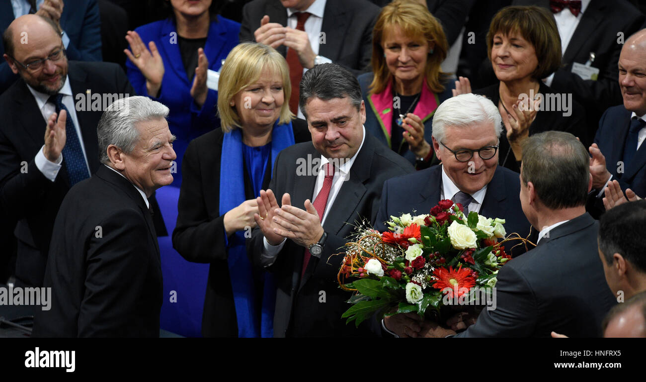 Frank-Walter Steinmeier (2-R) receives felicitations from the faction ...