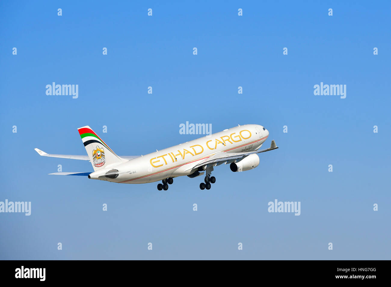 Airport cargo ramp hi-res stock photography and images - Alamy