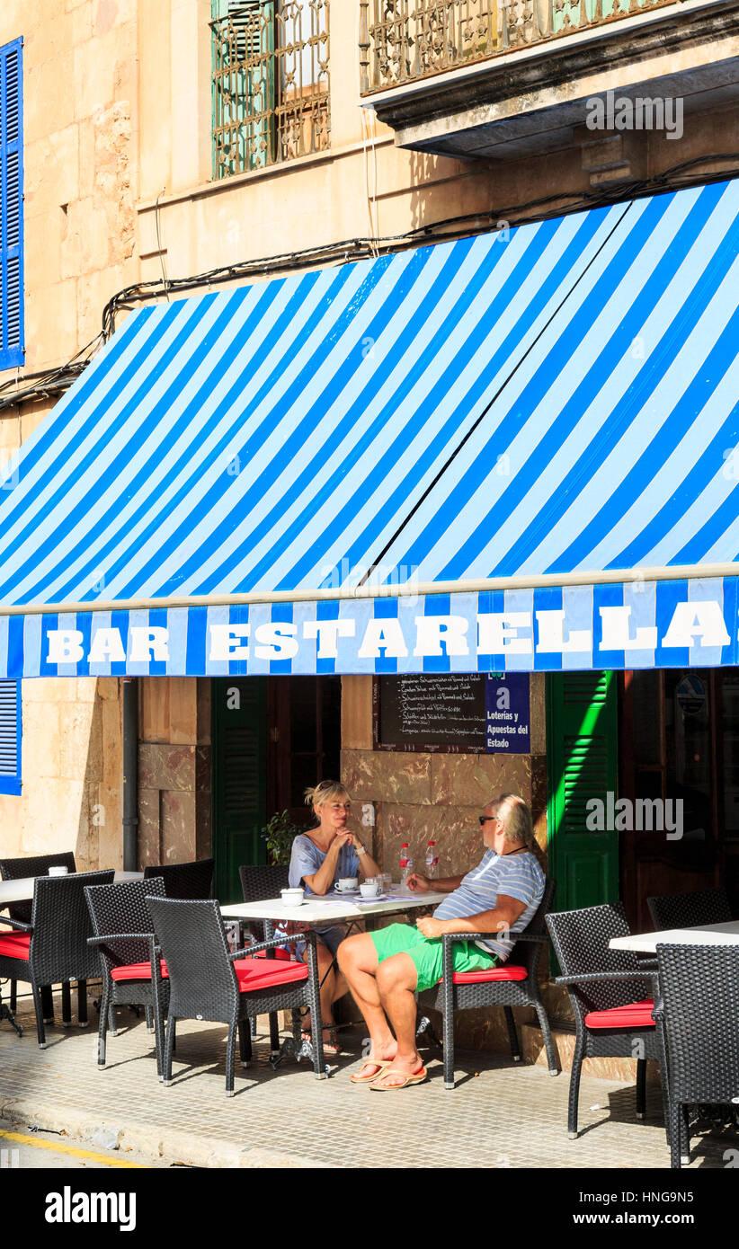 Couple drink outside hi-res stock photography and images - Alamy