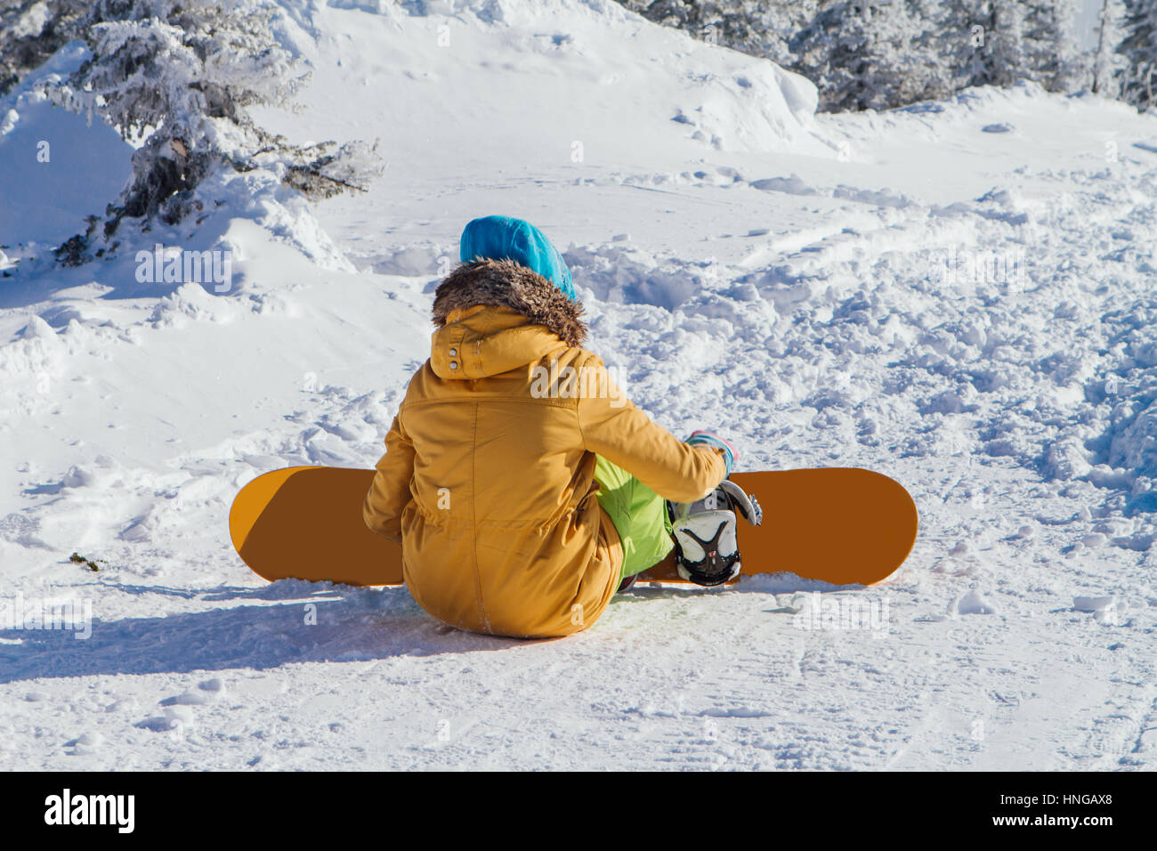 Back view of a snowboarder girl on a snowhill Stock Photo - Alamy