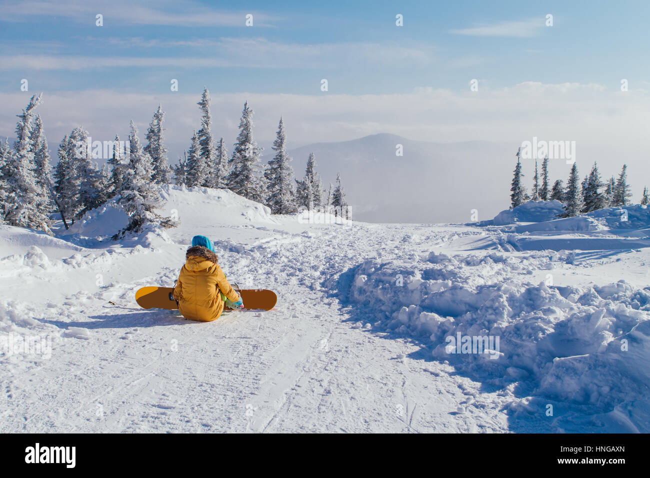 Back view of a snowboarder girl on a snowhill Stock Photo - Alamy