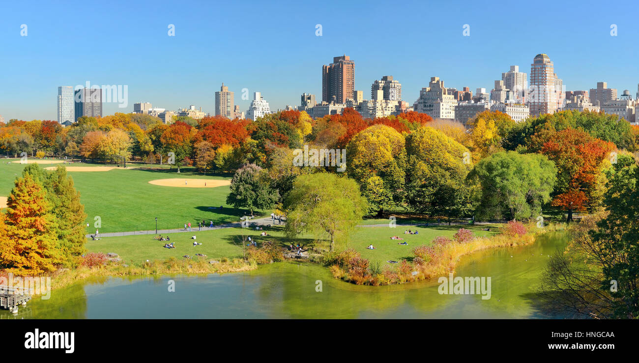 Lake and Autumn foliage with apartment buildings in Central Park of ...