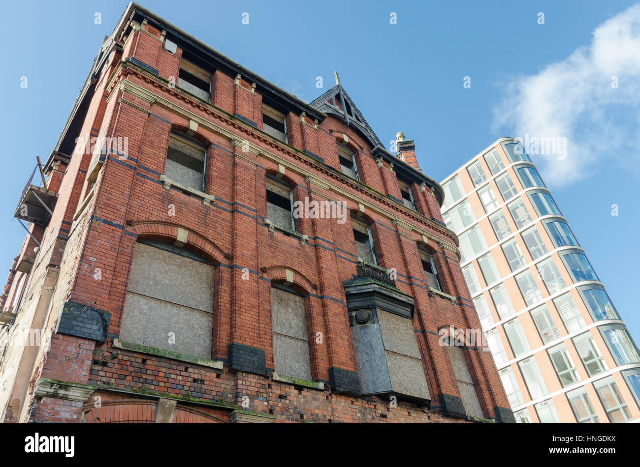 Empty boarded up building hi-res stock photography and images - Alamy