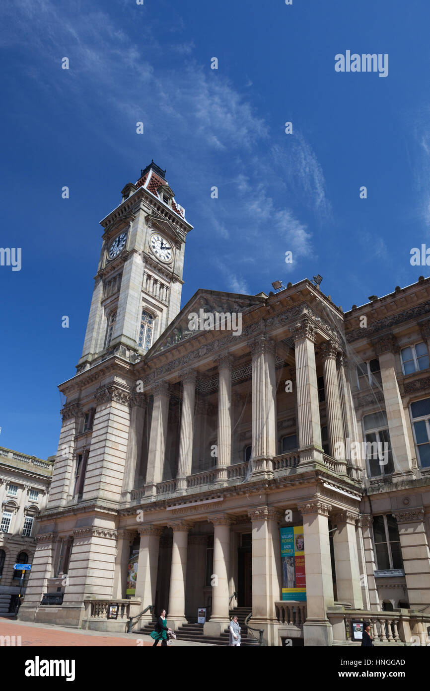 The main entrance to Birmingham Museum and Art Gallery in Chamberlain ...