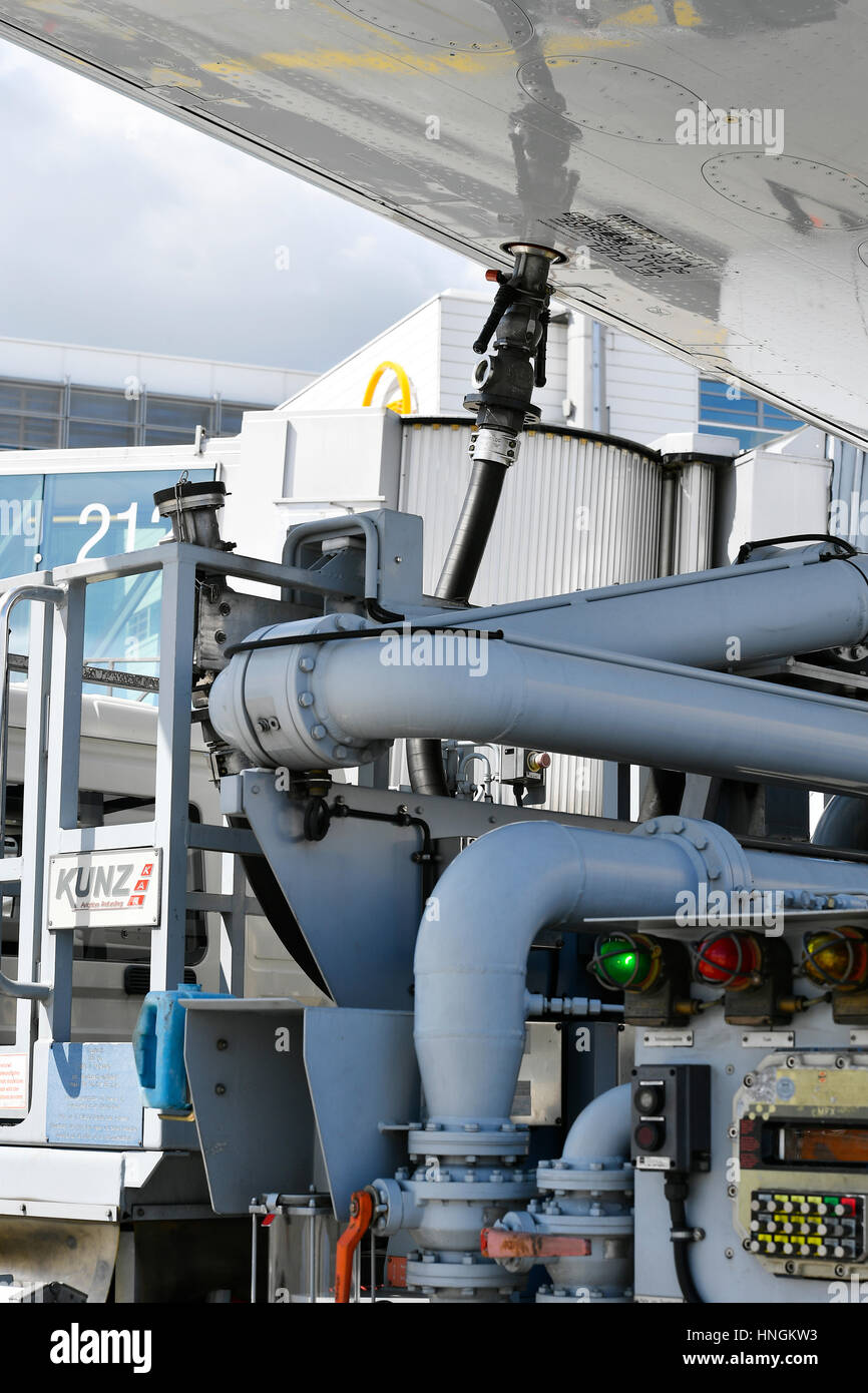 Into plane fueling hi-res stock photography and images - Alamy