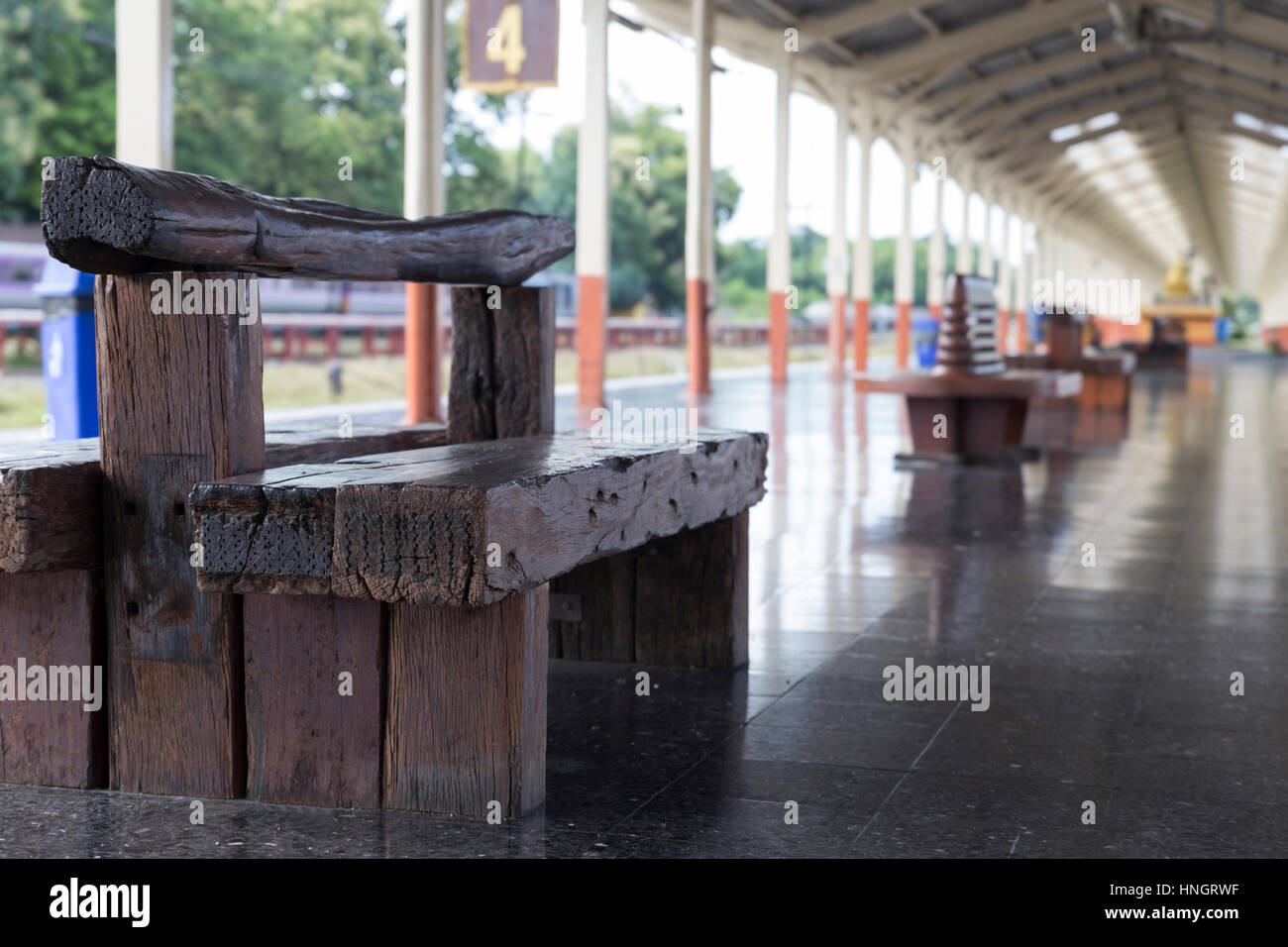 wooden chair seat bench at train station Stock Photo - Alamy