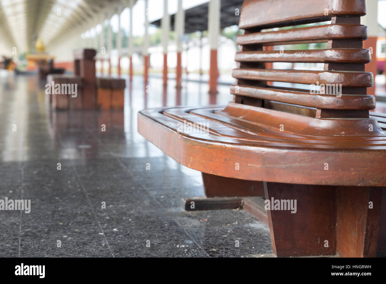 wooden chair seat bench at train station Stock Photo - Alamy