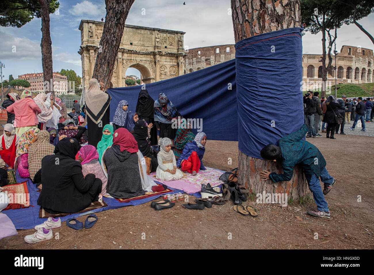 Muslims pray at Colosseum, protesting against Rome Mosque closures ...