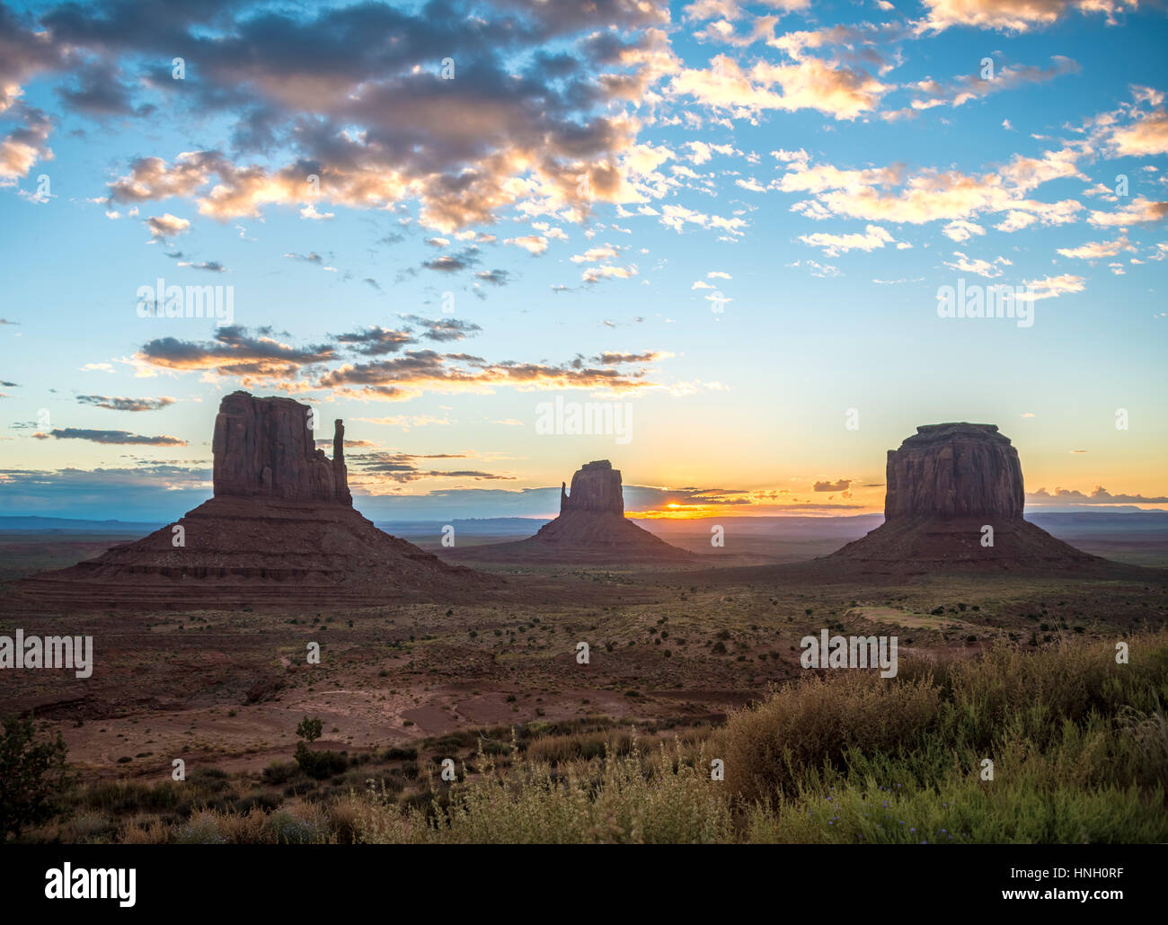 Sunrise, mesas West Mitten Butte, East Mitten Butte, Merrick Butte ...
