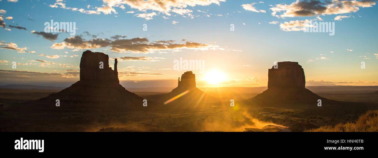 Sunrise, mesas West Mitten Butte, East Mitten Butte, Merrick Butte ...