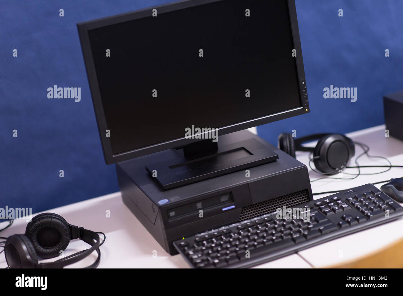 Computer lab room empty workstation hi-res stock photography and images ...