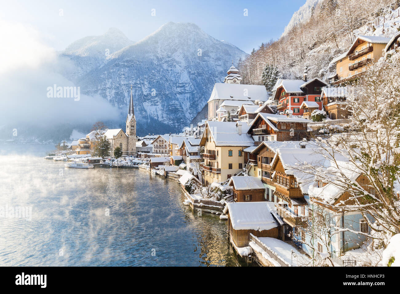 Classic postcard view of famous Hallstatt lakeside town in the Alps ...