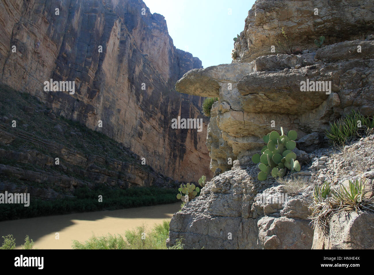 Crumbling rock hi-res stock photography and images - Alamy