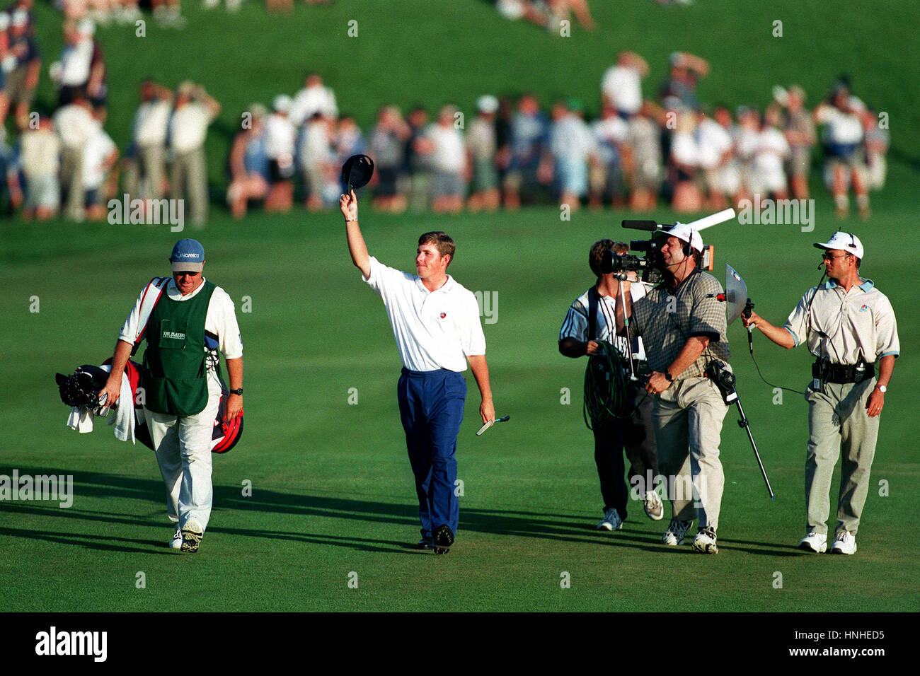 JUSTIN LEONARD WALKS UP 18TH THE PLAYERS CHAMPIONSHIP 29 March 1998 Stock Photo - Alamy