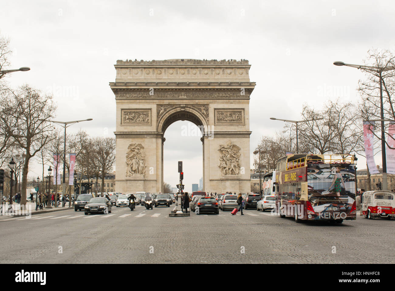 Arc de triomphe roundabout hi-res stock photography and images - Alamy