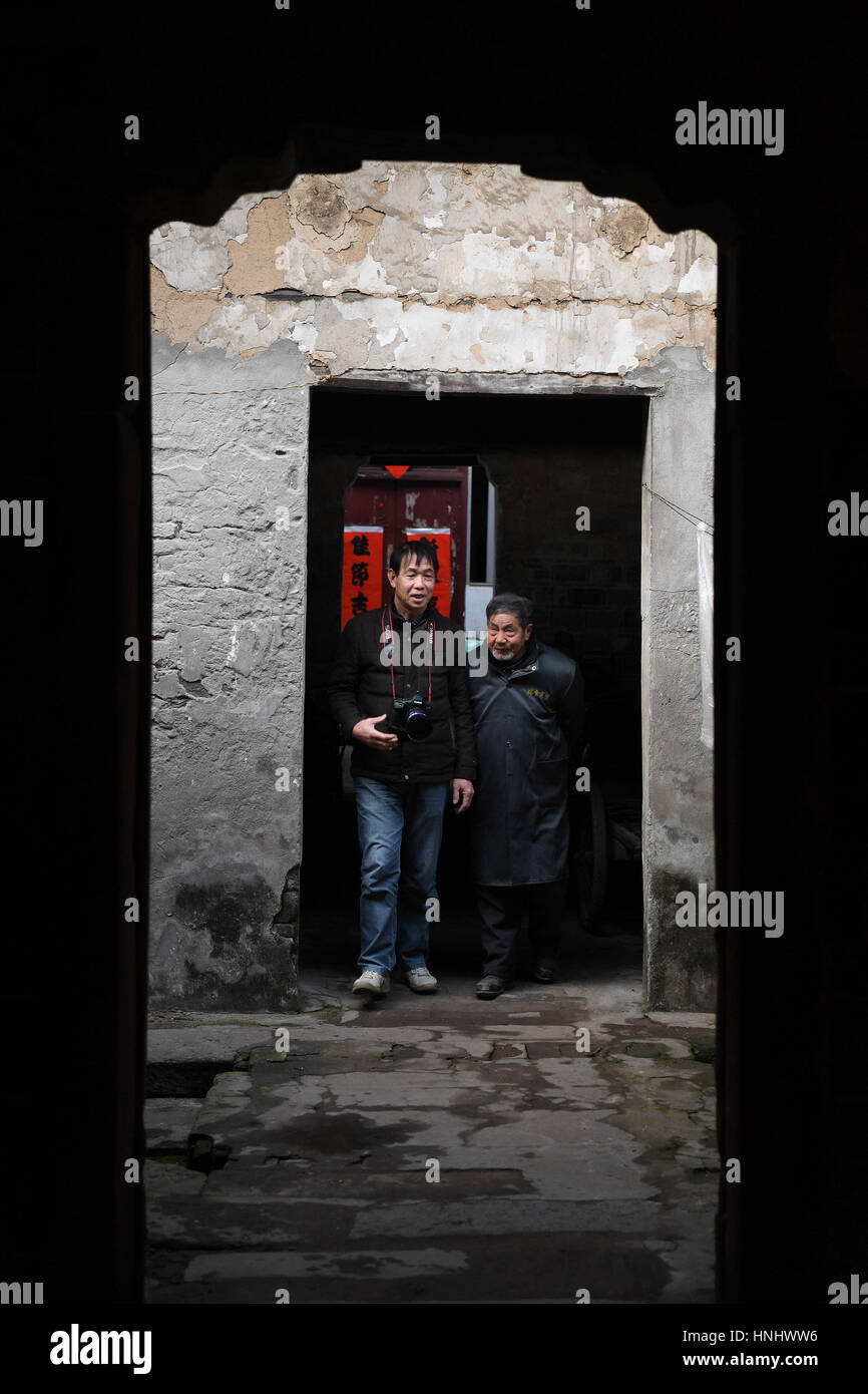 Liu'an, China's Anhui Province. 13th Feb, 2017. A photographer chats ...